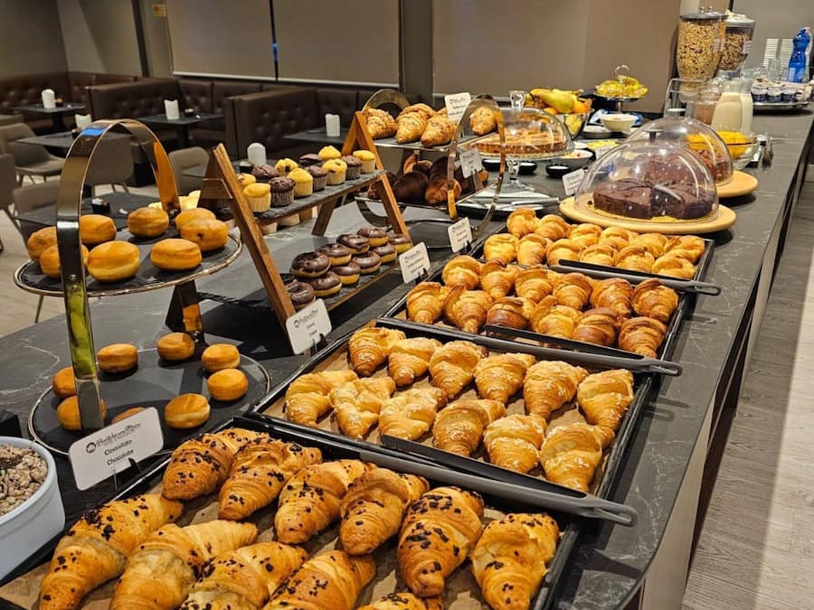 Café da manhã com buffet todos os dias (EUR 15 por pessoa)
