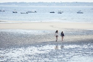Praia particular nas proximidades, espreguiçadeiras, toalhas de praia 