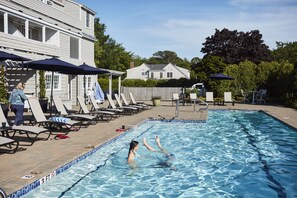 Piscina externa, funciona das 8h às 19h30, guarda-sóis, espreguiçadeiras