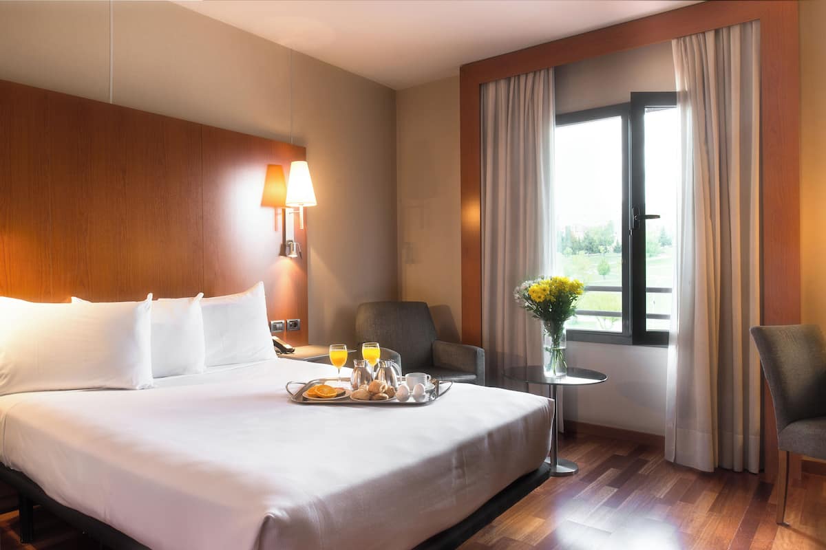 Minibar, cofre no quarto