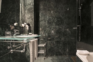 Minibar, cofre no quarto