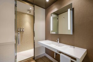Quarto Standard, 1 cama queen-size | Casa de banho | Uma combinação polibã/banheira, produtos de higiene exclusivos