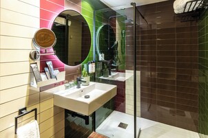 Chuveiro, produtos de toalete biodegradáveis, secador de cabelo 