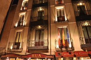 Fachada da propriedade à noite