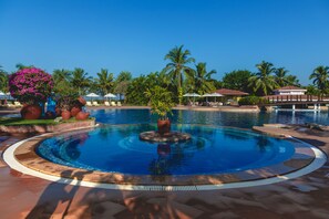 Piscina exterior, da(s) 7:00 à(s) 19:00, guarda-sóis, espreguiçadeiras 