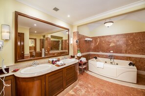 Suite (The Lalit Legacy) | Casa de banho | Um polibã e uma banheira separados, produtos de higiene exclusivos 