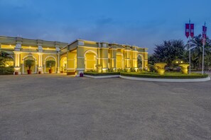 Fachada do alojamento (tarde/noite)
