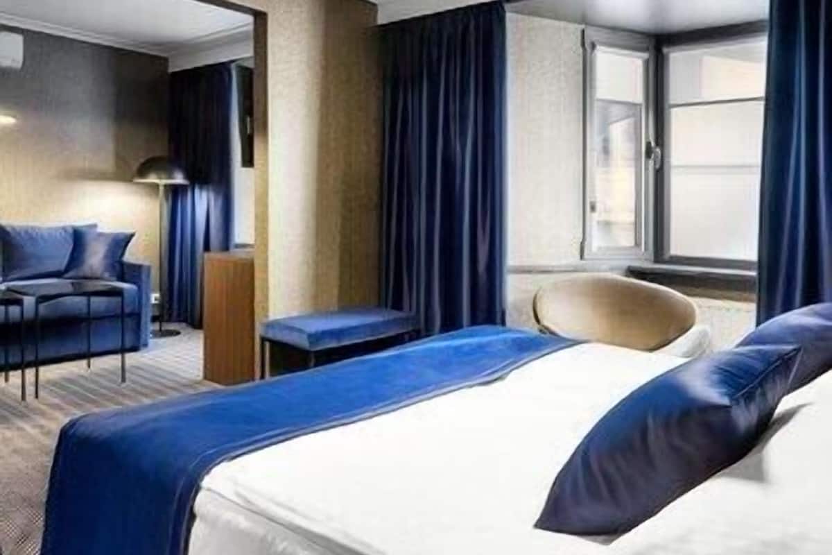 Roupas de cama antialérgicas, frigobar, escrivaninha