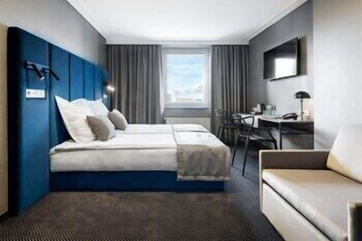 Roupas de cama antialérgicas, frigobar, escrivaninha