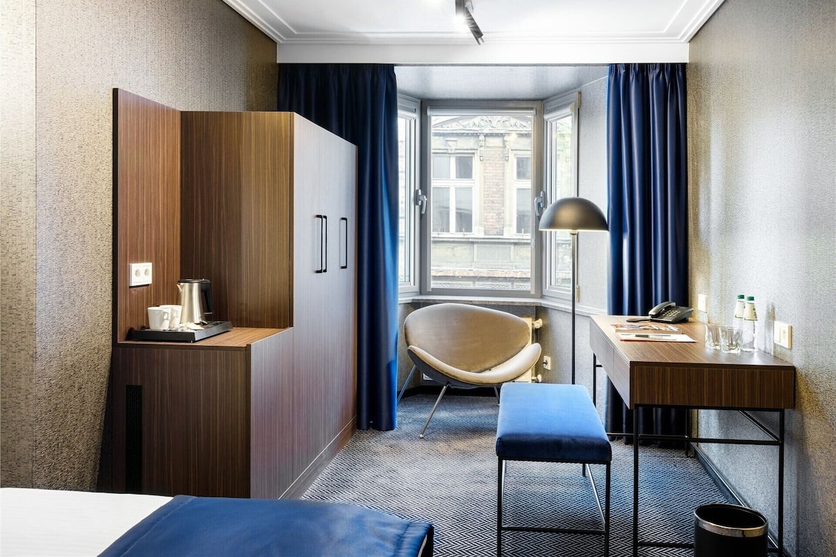 Roupas de cama antialérgicas, frigobar, escrivaninha