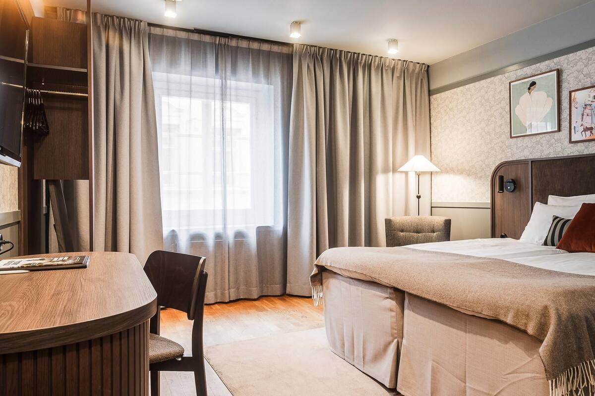Roupas de cama premium, escrivaninha, espaço de trabalho para notebook