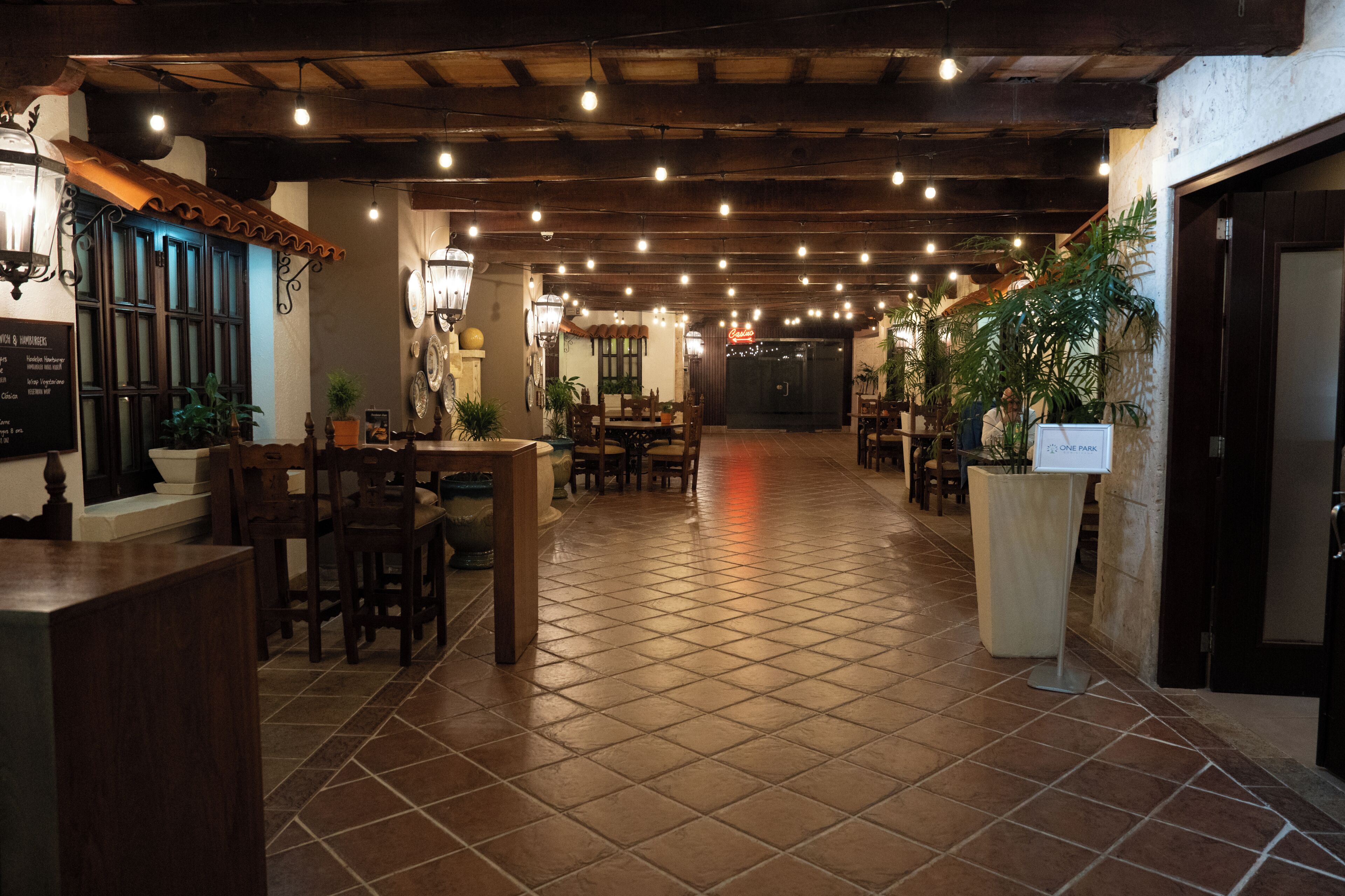 2 restaurantes: servem pequenos-almoços, almoços e jantares