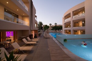 Piscina exterior sazonal, guarda-sóis, espreguiçadeiras 