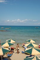 Perto da praia, prática de vôlei de praia, bar na praia 