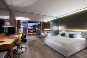 Frigobar, cofres nos quartos, escrivaninha, cortinas blackout