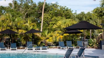 Piscina externa, guarda-sóis, espreguiçadeiras