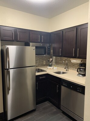 Suite, 2 quartos, cozinha | Cozinha privada | Um frigorífico/congelador grande, um micro-ondas, uma placa de cozinha 