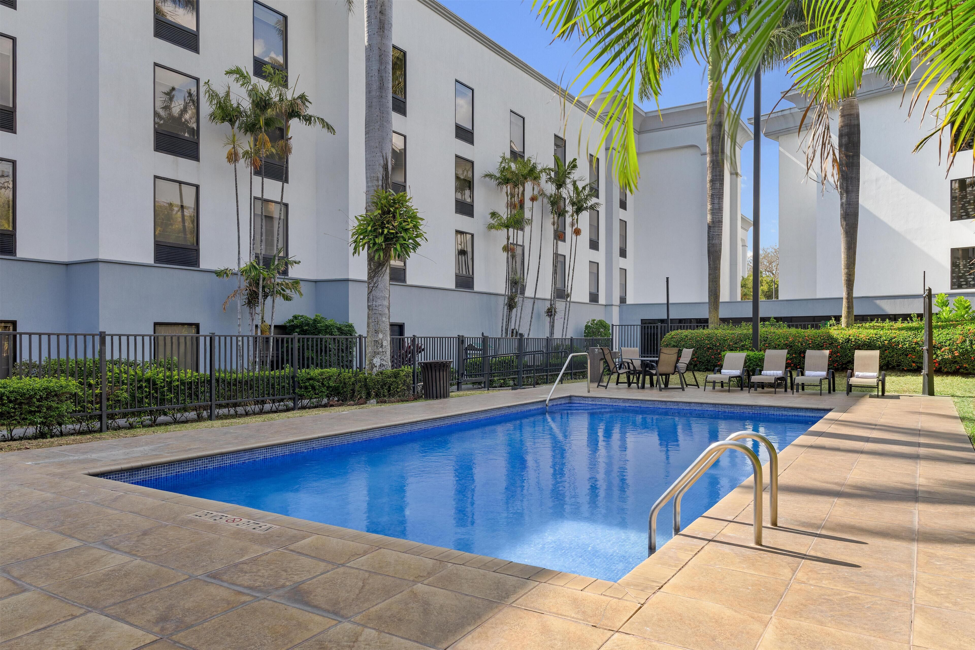 Piscina exterior, guarda-sóis, espreguiçadeiras 