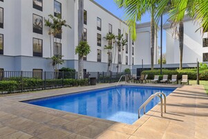 Piscina exterior, guarda-sóis, espreguiçadeiras 