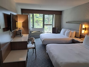 Quarto, 2 camas queen-size, não fumadores, varanda | Cofre no quarto, secretária, ferro/tábua de engomar