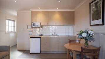 Apartamento, 1 quarto | Cozinha privada | Micro-ondas, cooktop, cafeteira/chaleira