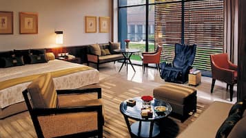 Quarto, 1 cama king-size, vista para o jardim | Roupa de alta qualidade, minibar, cofre no quarto, secretária