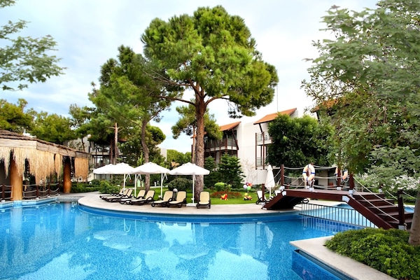 Piscina interna, piscina externa sazonal, espreguiçadeiras