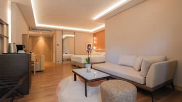 Minibar, cofre no quarto, secretária, quartos insonorizados