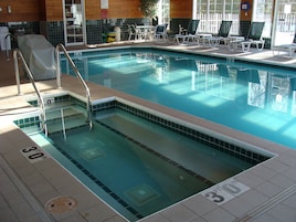 Piscina interior, piscina exterior sazonal