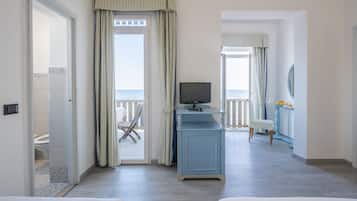 Quarto casal, sacada, vista para o mar | 1 quarto, frigobar, escrivaninha, espaço de trabalho para notebook