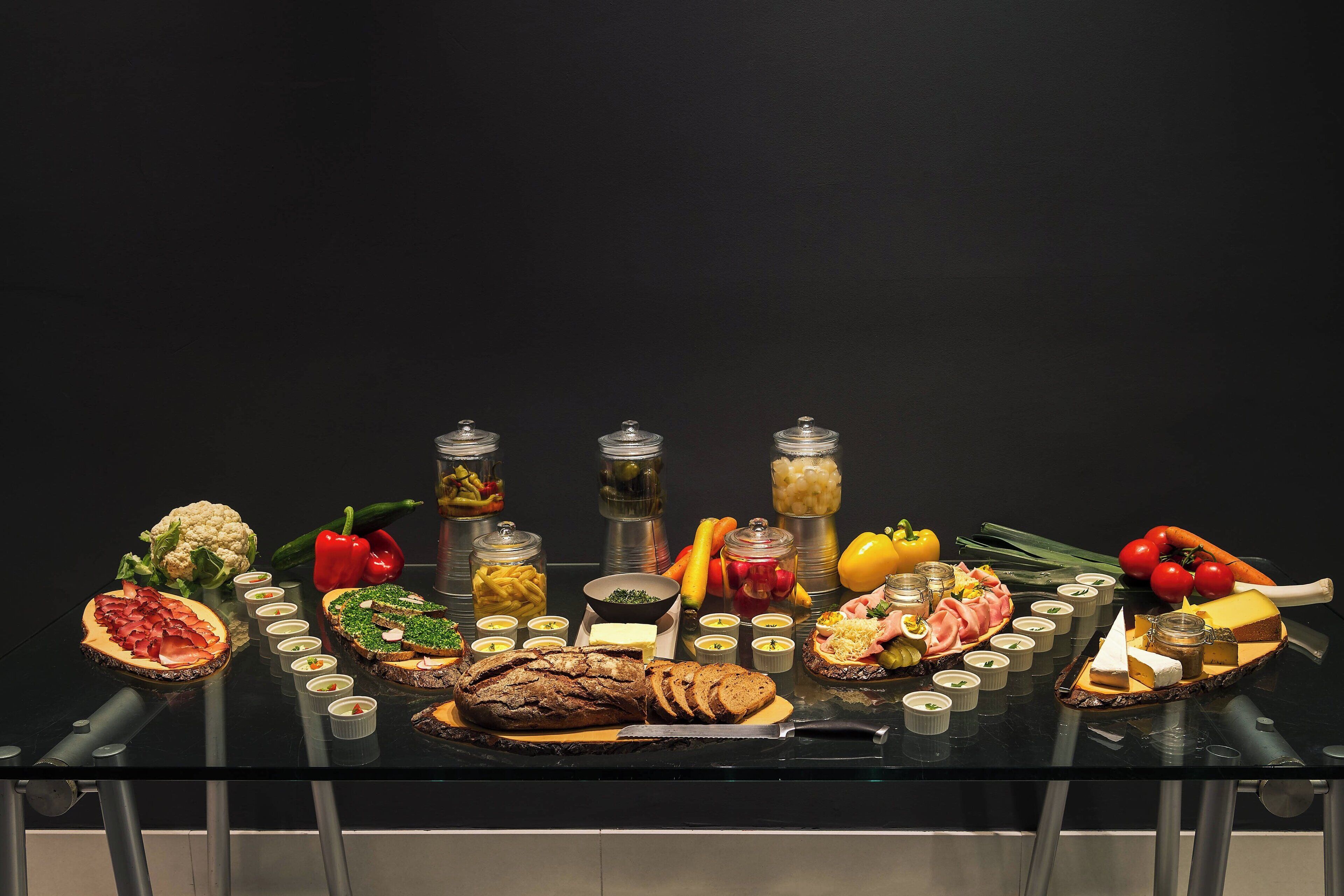 Mesa de buffet com diversos alimentos e acompanhamentos.