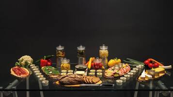 Mesa de buffet com diversos alimentos e acompanhamentos.