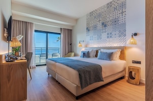 Quarto Twin, vista para o mar | Roupa hipoalergénica, camas de colchão pillowtop, minibar 
