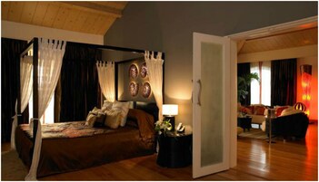 Frigobar, cofres nos quartos, escrivaninha