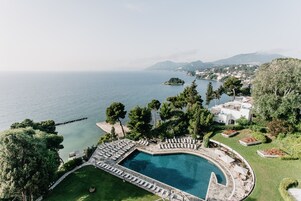 Piscina interna, piscina externa sazonal, guarda-sóis, espreguiçadeiras
