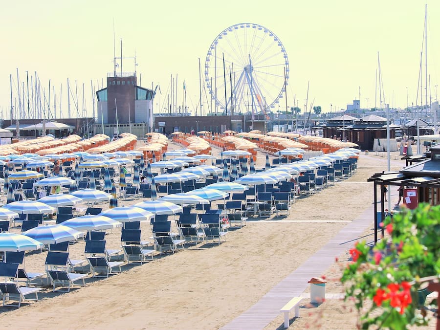 Perto da praia, areia branca, 3 bares na praia
