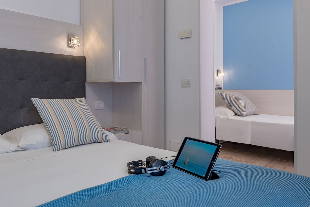 Quarto triplo superior | 1 quarto, cofres nos quartos, escrivaninha