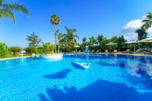 2 piscinas externas, guarda-sóis, espreguiçadeiras