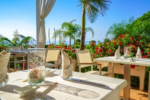 Almoços, jantares servidos, cozinha italiana, com vista para o jardim 