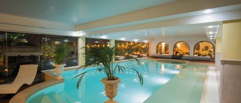 Piscina interior, guarda-sóis