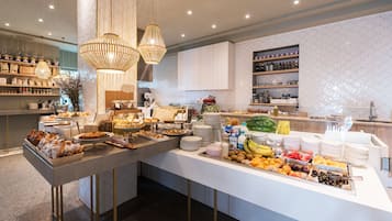 Pequeno-almoço tipo buffet diário (12 EUR por pessoa)