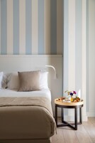 Edredões de penas, minibar, cofre no quarto, cortinas/cortinados opacos 