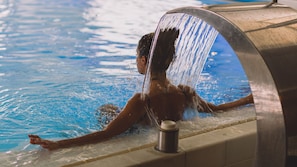 Piscina interior, piscina exterior, guarda-sóis, espreguiçadeiras 