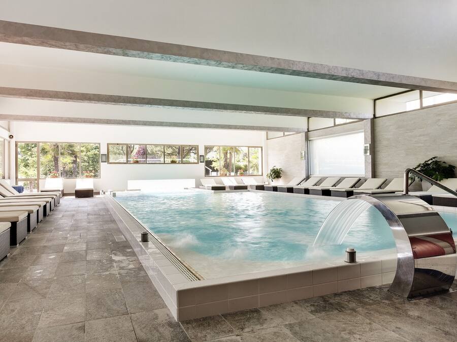 Piscina interna, piscina externa, guarda-sóis, espreguiçadeiras