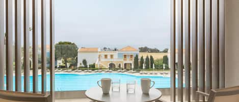 1 quarto, cofres nos quartos, escrivaninha, cortinas blackout