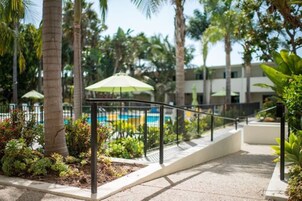 Piscina exterior, guarda-sóis, espreguiçadeiras 