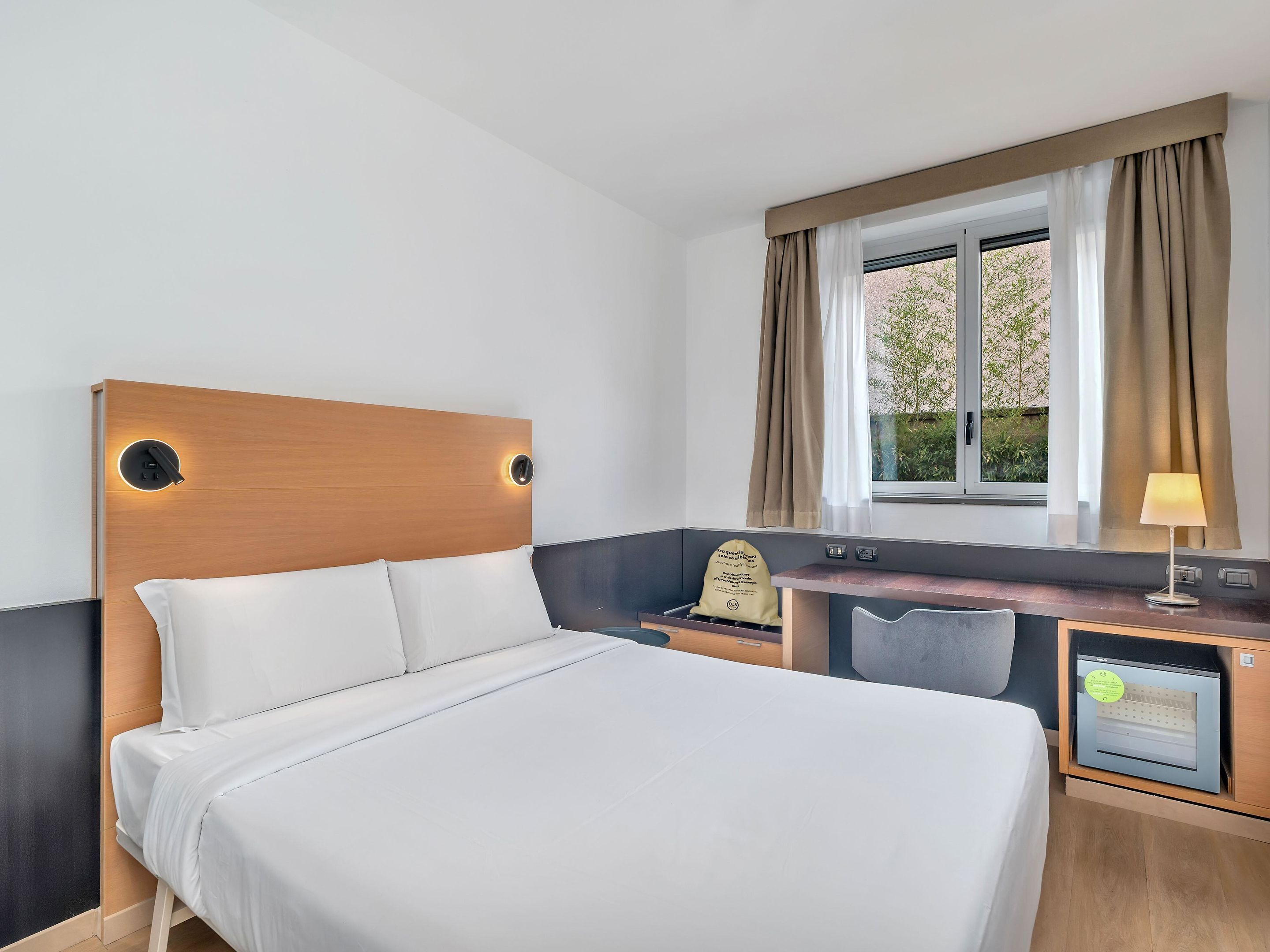 Quarto casal standard | Edredons de pluma, cofres nos quartos, escrivaninha