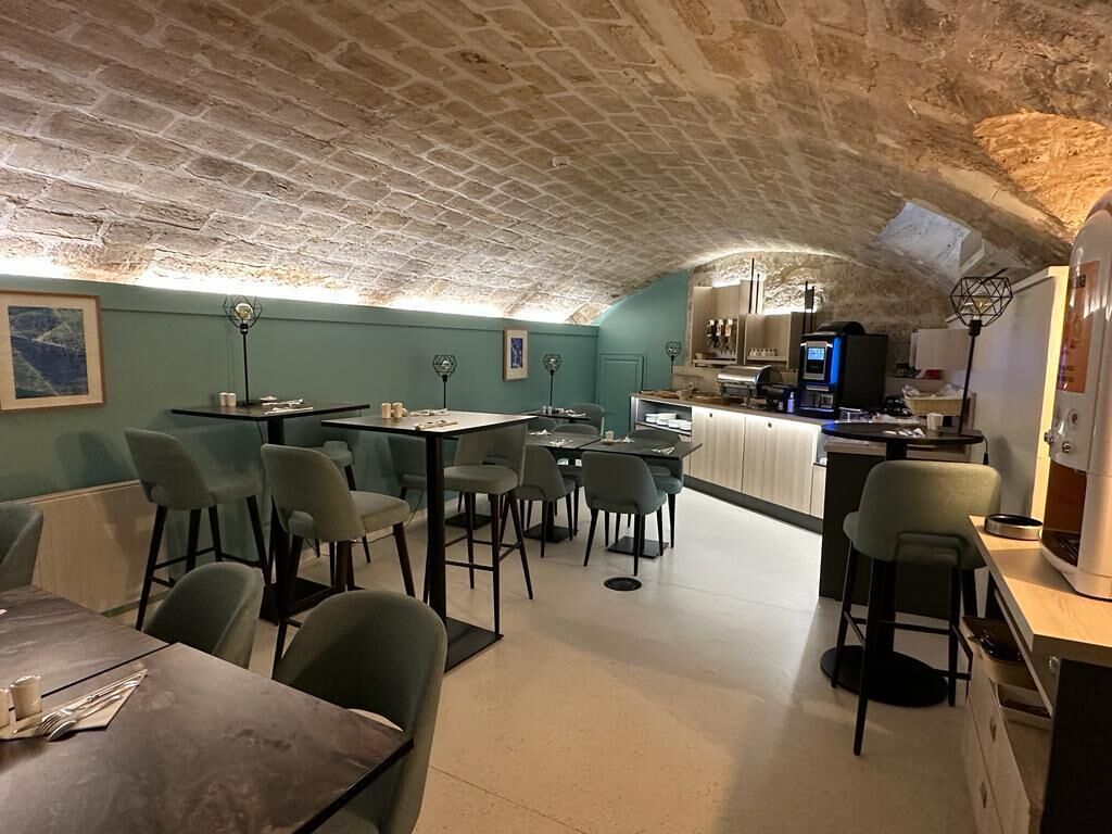 Pequeno-almoço tipo buffet diário (16 EUR por pessoa) 