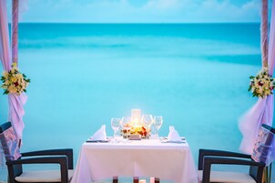 Pequenos-almoços, almoços, jantares servidos, com vista para a praia 