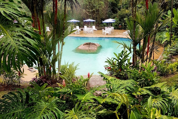 2 piscinas externas, guarda-sóis, espreguiçadeiras